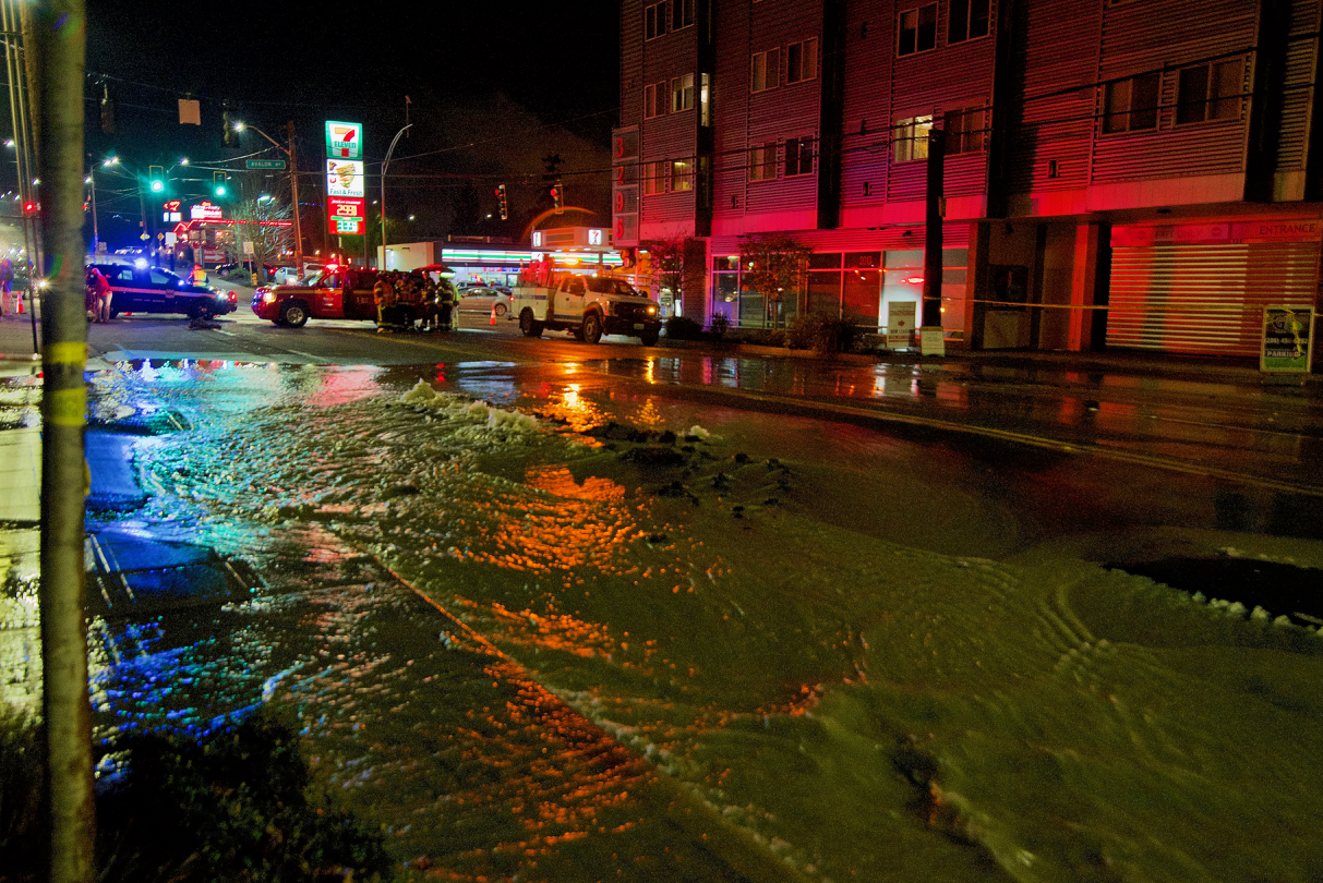 Water main break on 35th SW floods area, closes road and leaves ...